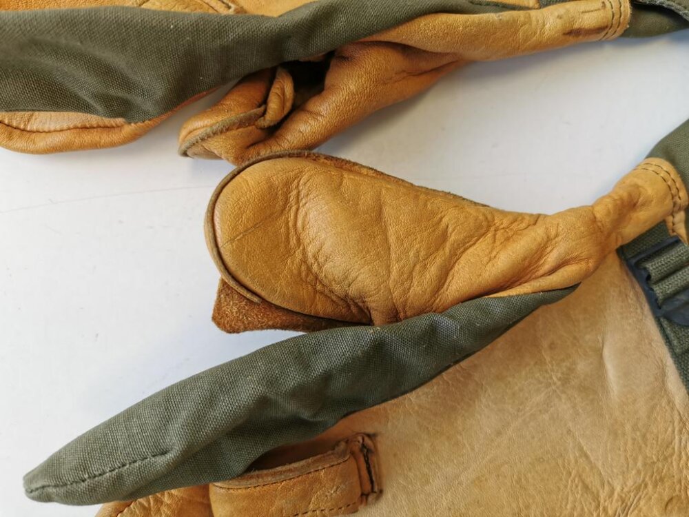 Mitten Shell, Trigger finger M 1948, used pair, 35,00