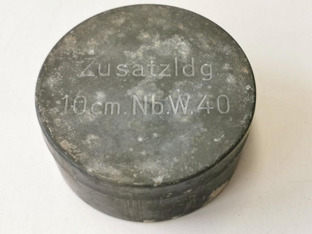 Zinkblechverpackung für " Zusatzladung 10cm Nebel Werfer 40" datiert
