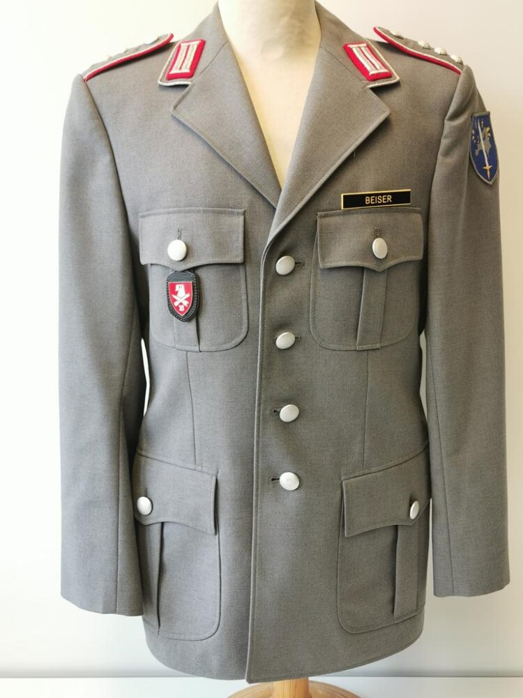 Bundeswehr, Dienstrock für einen Offizier der Artillerie, die Effekte ...