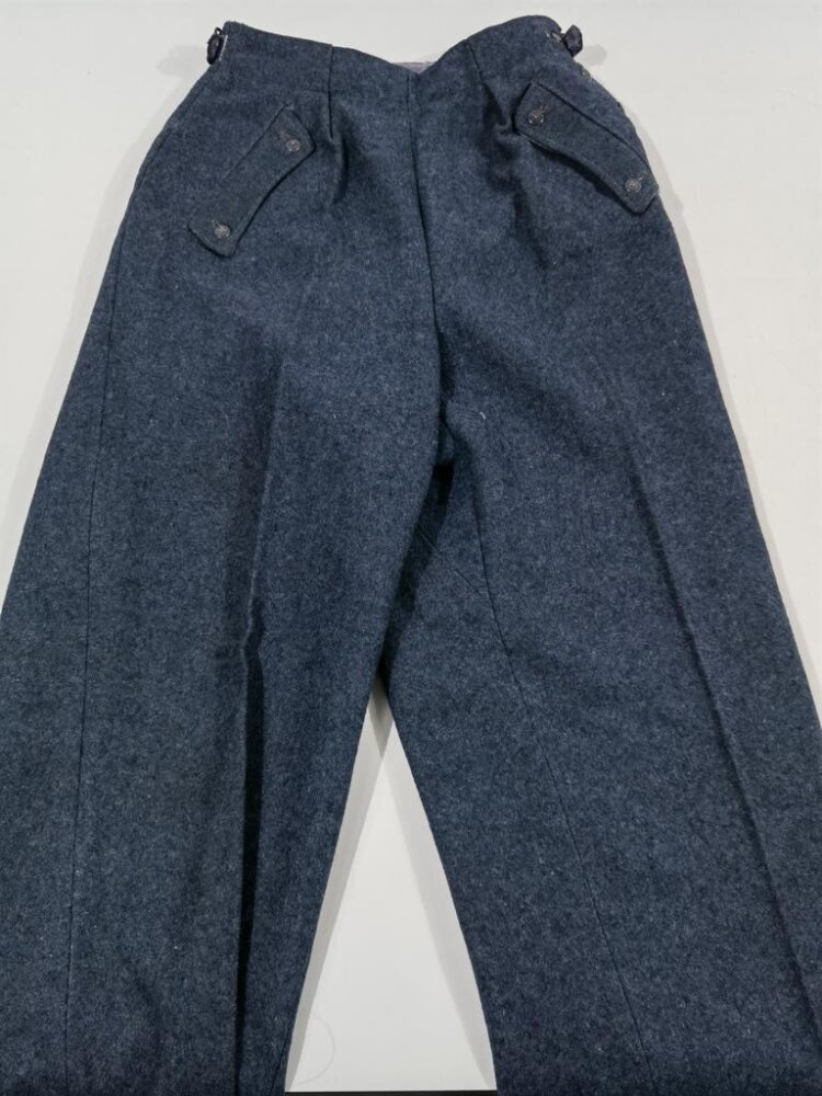 Luftwaffe, Hose für eine Flakhelferin . Ungetragenes Kammerstück, 700