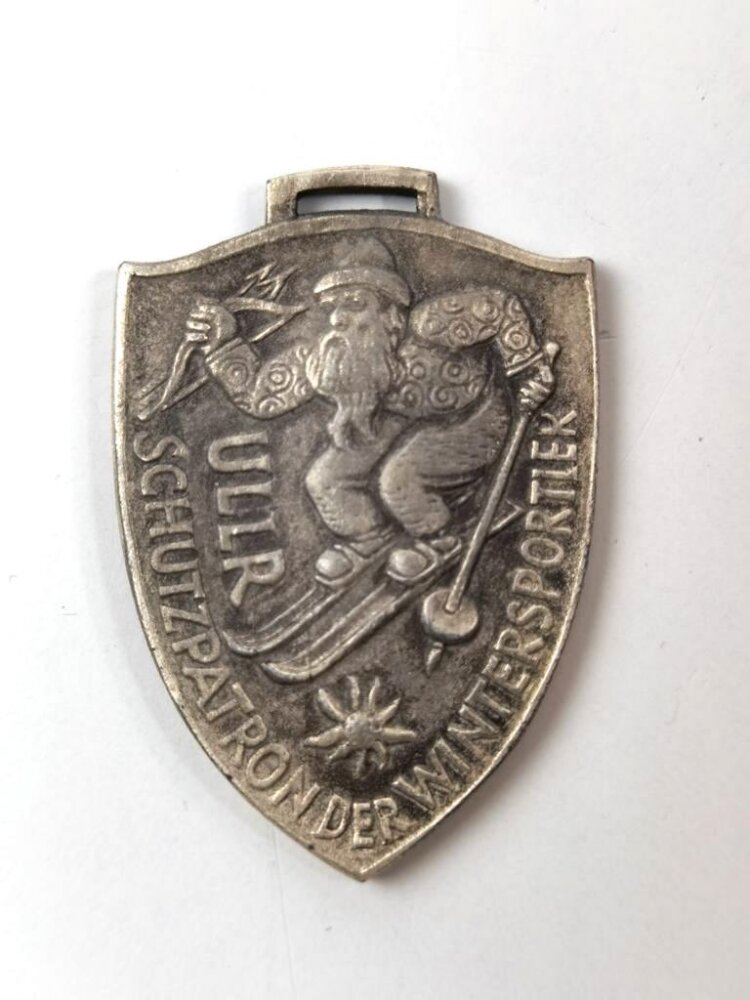 Schutzpatron der Wintersportler, sogenannter " Ullr" , so auch gerne